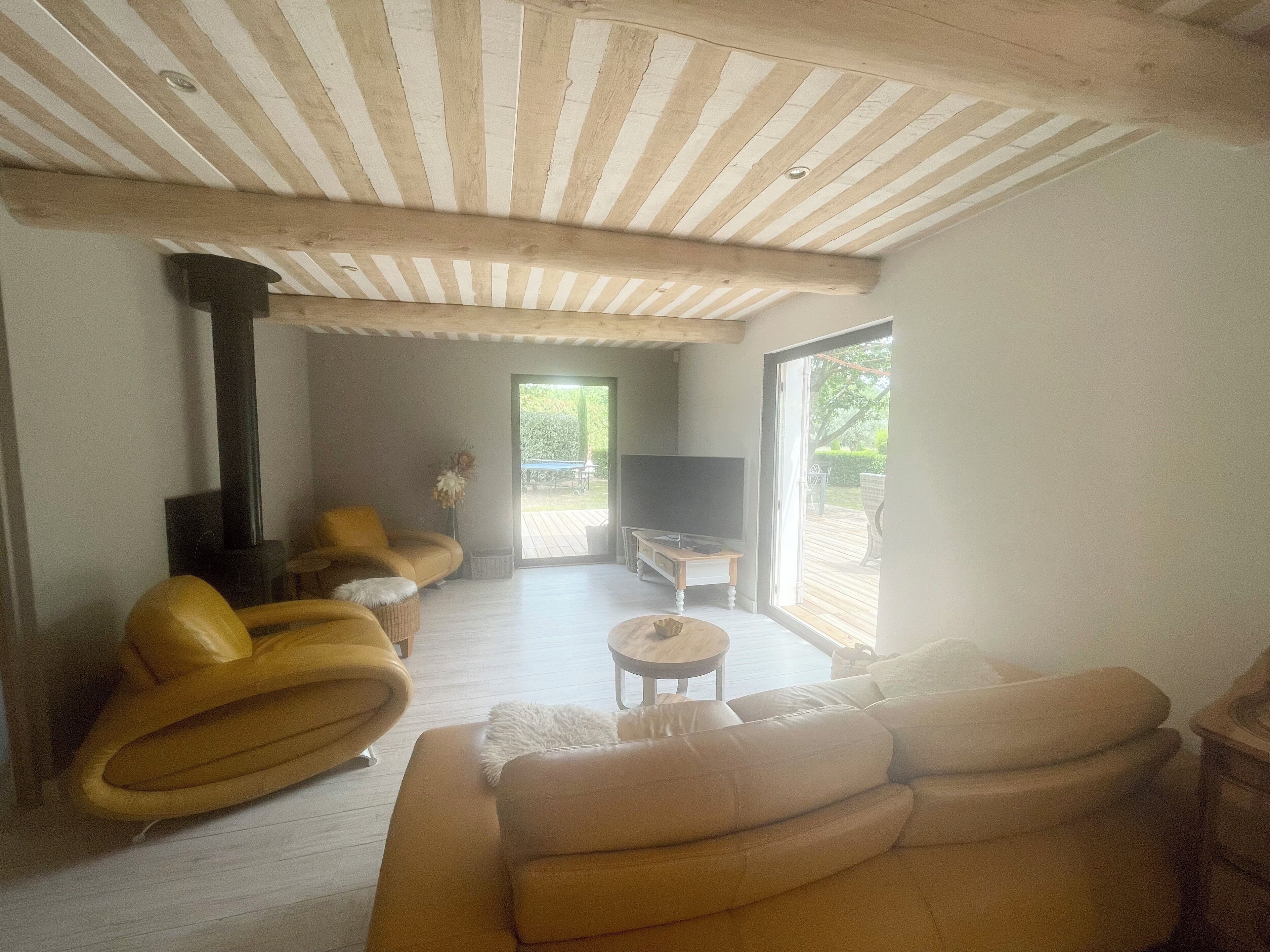 House On The Gordes Plain With 3500m2 Of Wooded Grounds And Swimming Pool. - Roussillon