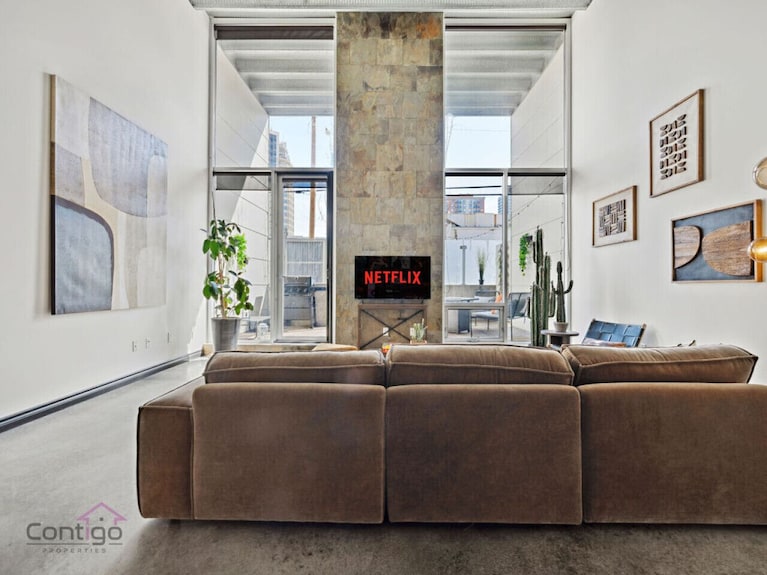 Wild West Lofts | Patio | Walk To Rogers | Games! - Edmonton, Canadá