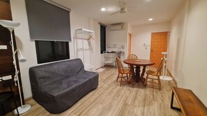 Estúdio, varanda, Vista para a cidade | Secretária, secretária adequada para computadores portáteis 