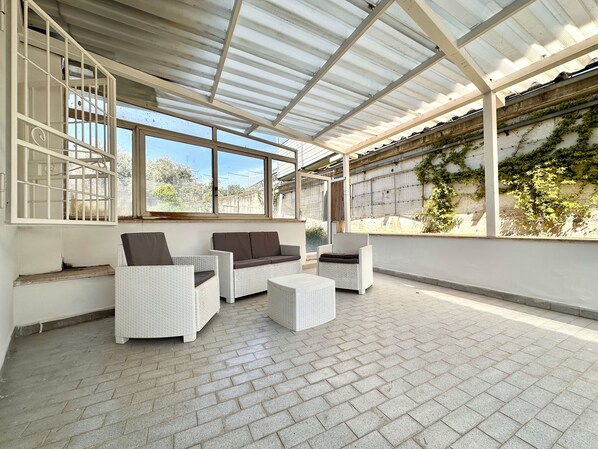 Quarto Triplo Familiar, vista para o pátio | Terraço/pátio interior