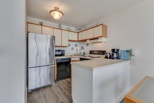 Apartamento em Condomínio Fechado, 1 quarto | Cozinha privada | Um frigorífico, um forno, uma cafeteira/bule 