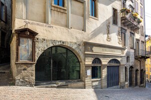 Um edifício com uma placa que diz "Mercato delle Scarpette" e "Biblioteca", indicando um mercado e uma biblioteca.
