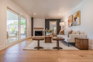 Casa (5 Bedrooms) | Sala de estar | Televisor de ecrã plano de 43 polegadas com canais por cabo, lareira 