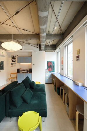 Dormitório Partilhado Clássico, em dormitório misto, não fumadores (Capsule, 3rd-4th Floor, 1 Bed) | Sala de estar