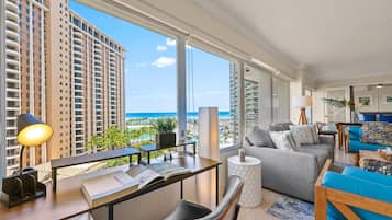 Apartamento (2 Bedrooms) | Sala de estar | Livros