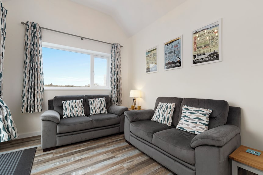 Bramble Cottage - Dog Friendly Cottage, Hot Tub - Blue Lagoon Water Par, Narberth