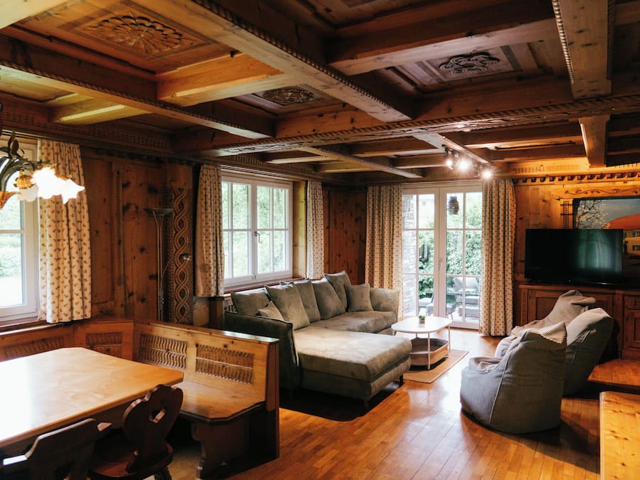 Apartamento Comfort, 3 quartos, vista para o pátio | Sala de estar | Televisor de ecrã plano de 50 polegadas com canais por cabo