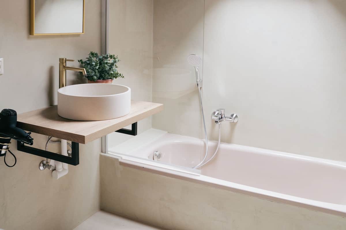 Apartamento Comfort, 1 cama queen-size, varanda | Casa de banho | Um secador de cabelo, toalhas fornecidas, sabão, champô