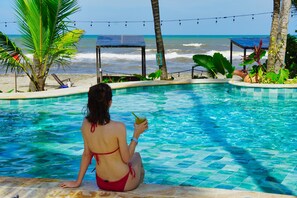 Na praia, espreguiçadeiras, guarda-sóis de praia, toalhas de praia