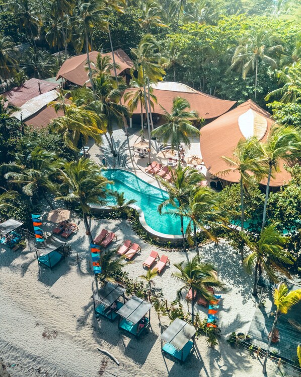 Piscina exterior, guarda-sóis, espreguiçadeiras