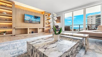 Suite de Luxo, 2 quartos, cozinha, vista para o oceano | Sala de estar | Televisor de ecrã plano de 55 polegadas com canais por cabo