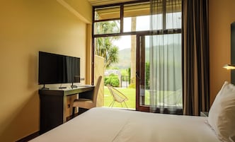 Estúdio luxo, vista para o jardim | Camas com colchões pillow-top, escrivaninha