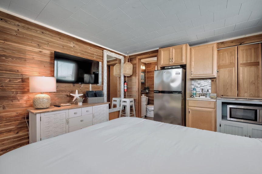 Seashore Condo Hotel #24, Cozy Fire Island Escape, Near Ferry - With Bay Views And Steps From The Beach. - Fire Island, NY