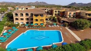 Um hotel com piscina, área de estar ao ar livre e vista para as montanhas.
