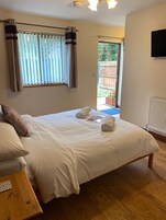 Room 1 at the Huntsman Inn - (Spacious Double Room at the Inn) | Individualmente decorados, escrivaninha