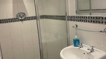 Um polibã, um secador de cabelo, toalhas fornecidas, sabão