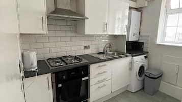 Um frigorífico, um micro-ondas, um forno, uma placa de cozinha