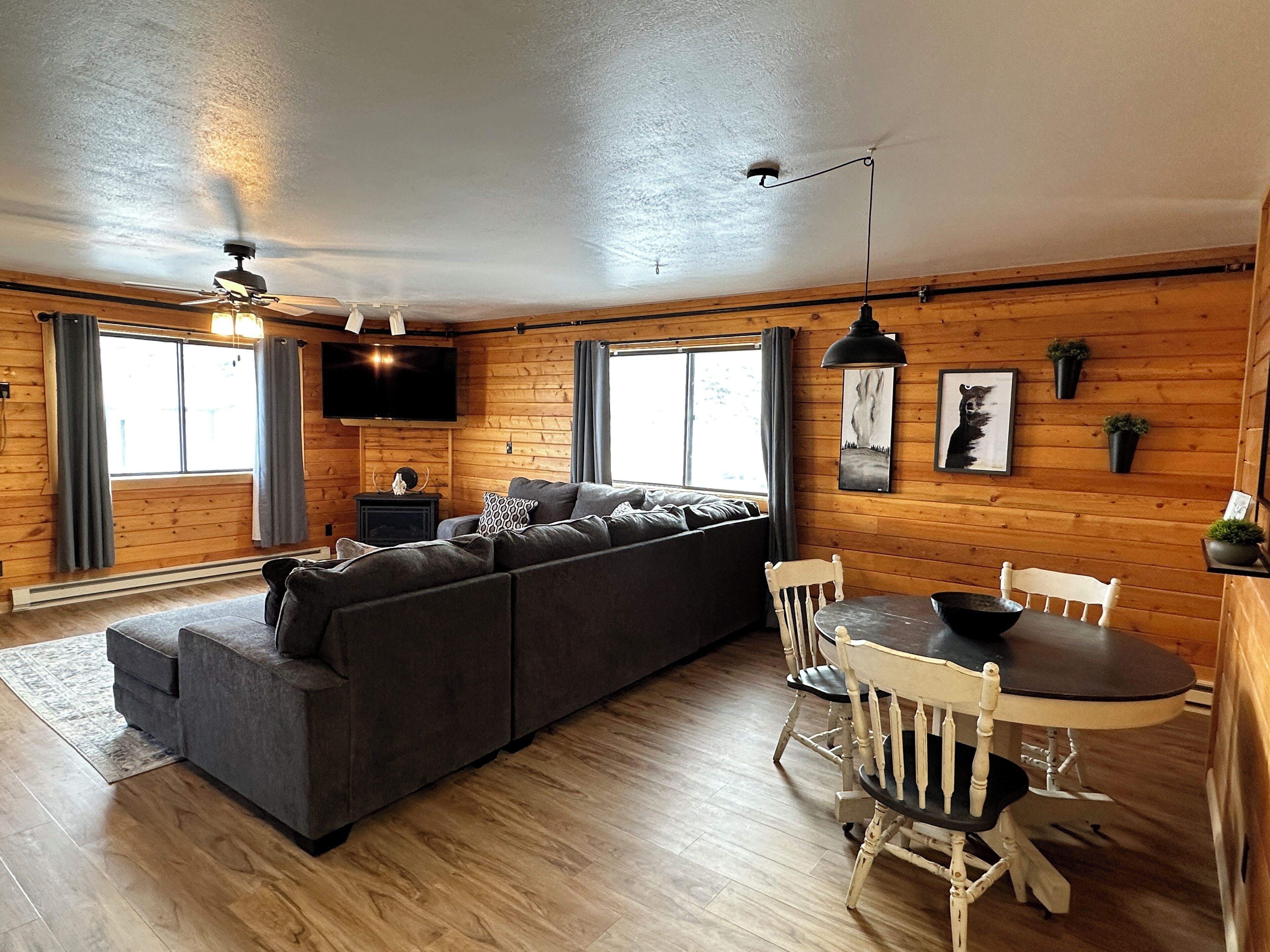 Cozy 1-bedroom Apartment Unit C, Sleeps 6  Across From Famous Cody Nite Rodeo! - Cody