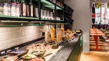 Café da manhã com buffet todos os dias mediante uma taxa