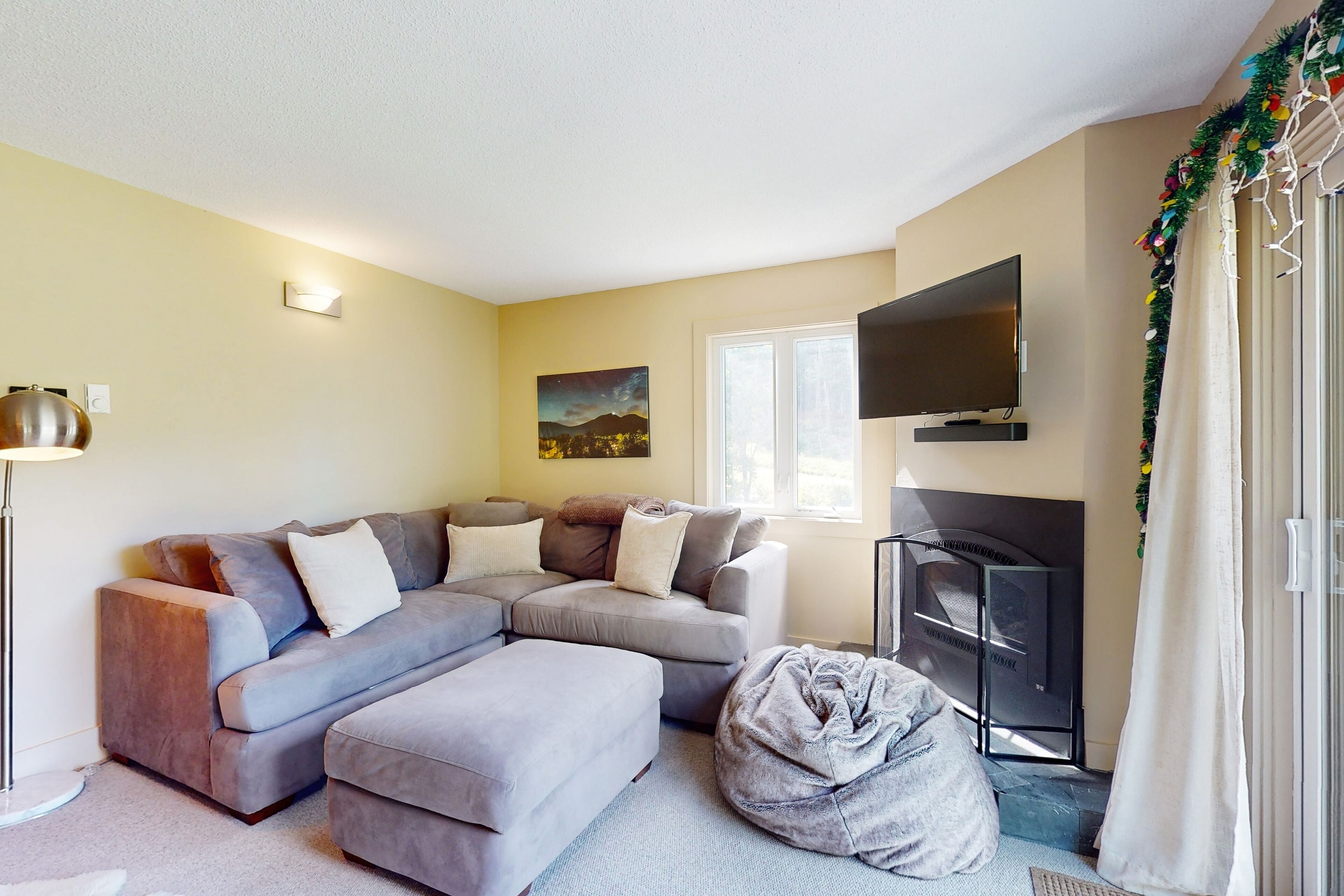 Cozy Ski-in/ski-out Condo W/ Balcony, Mountain Views, Gas Fireplace, W/d, Wifi - Jays Peak, Jay