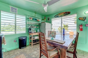 Apartamento Comfort, 4 quartos, cozinha, em frente ao mar | Cozinha privada | Uma cafeteira/bule, uma chaleira elétrica 