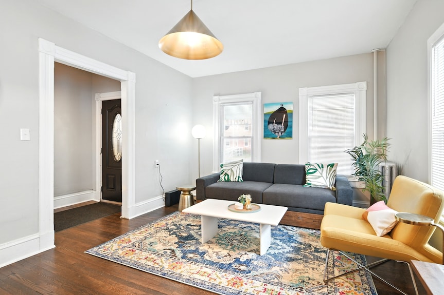 Saint James Manor - Sleeps 24 In Style & Comfort With Parking - Ludlow, MA