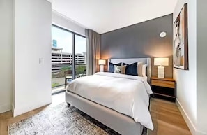 Apartamento Deluxe, varanda, Vista para a cidade | 1 quarto, cortinas/cortinados opacos, quartos insonorizados