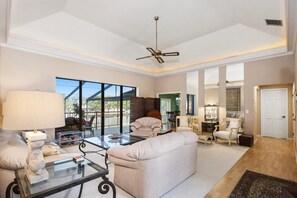 Casa, várias camas (Osprey Retreat) | Sala de estar