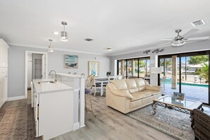 Casa, várias camas (Osprey Retreat) | Sala de estar