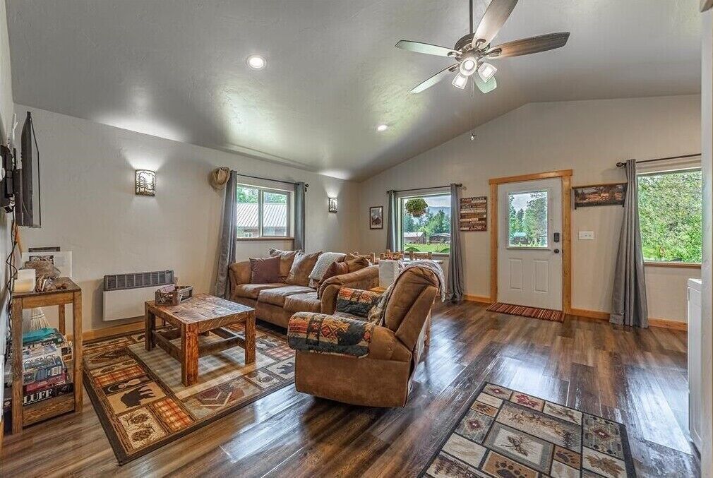 Cozy Cabin Only 7 Miles From Glacier National Park - Columbia Falls, MT