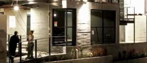 Fachada do alojamento (tarde/noite)