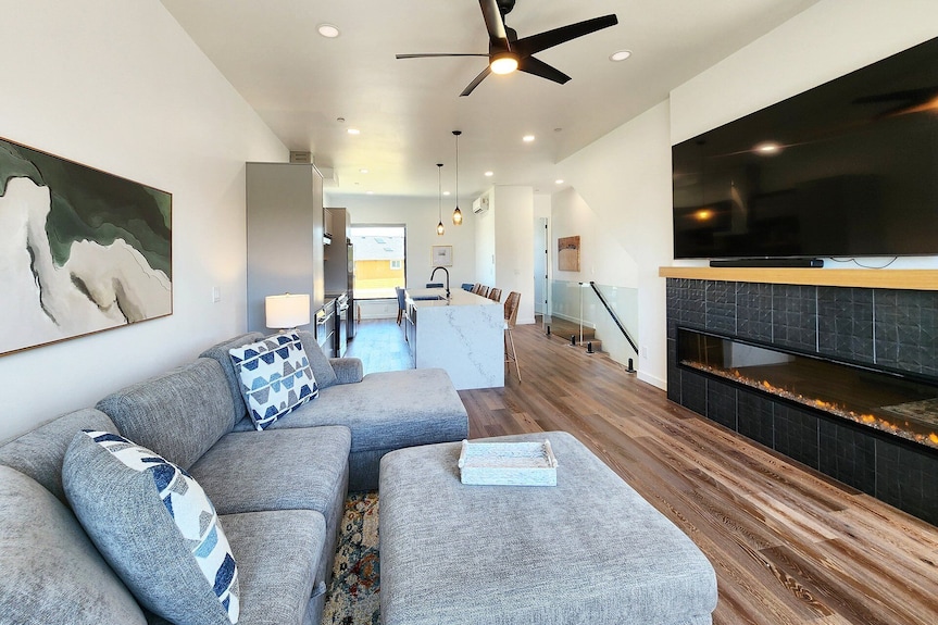 New Townhouse! Hot Tub! Dog Friendly! Short Walk To The Beach! - Waldport, OR