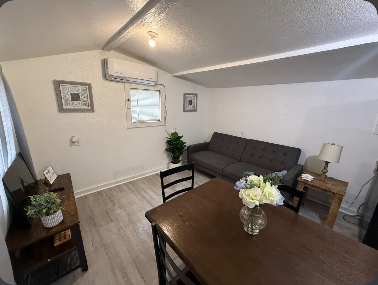 Cozy 1-bedroom Cottage With Ac And Minutes From The Beach In Rockport. - Rockport, TX