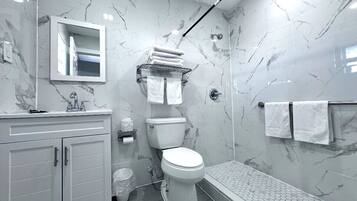 Quarto casal standard | Banheiro | Chuveiro, toalhas de banho, sabonete, shampoo