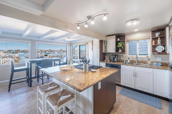 Coastal Bayside Condo Walkable To Sand & Surf - Laguna Beach, CA