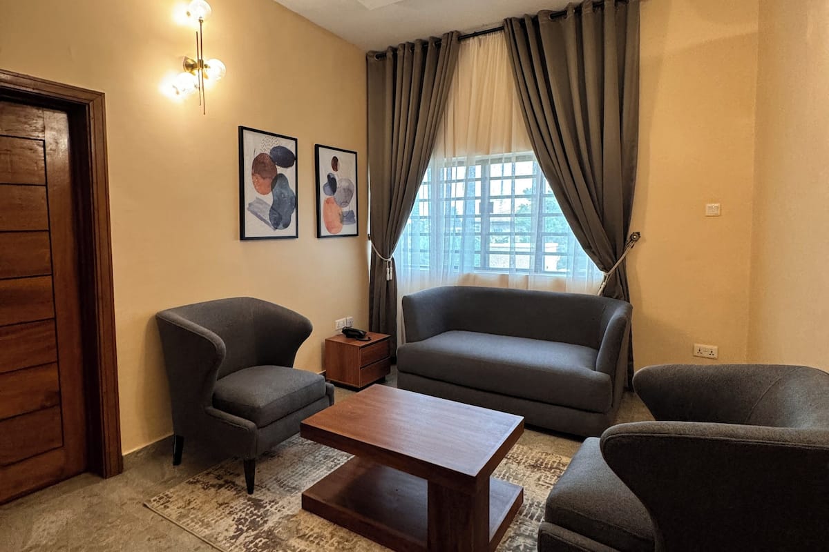 Quarto casal executivo, sacada, vista para a cidade | 1 quarto, escrivaninha, espaço de trabalho para notebook