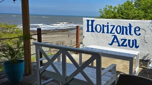 Vista da praia com uma placa que diz "Horizonte Azul".