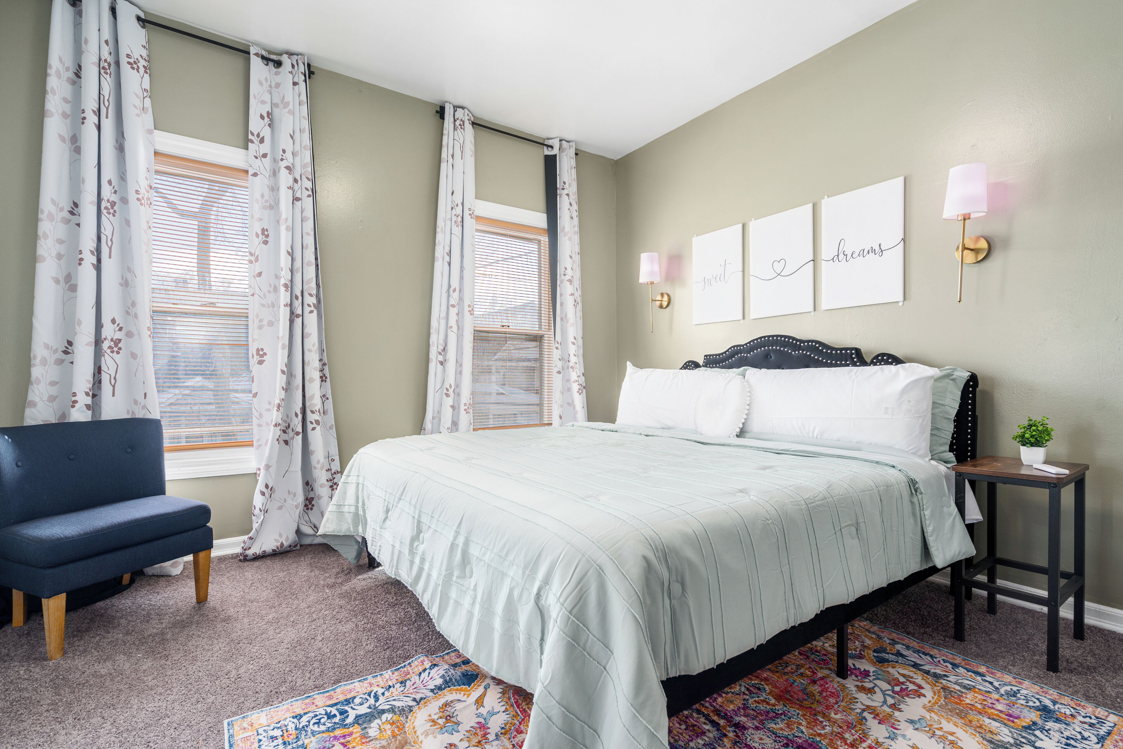 Spacious & Stylish 2-bedroom Retreat, King Bed, Shared Gazebo - 로터댐