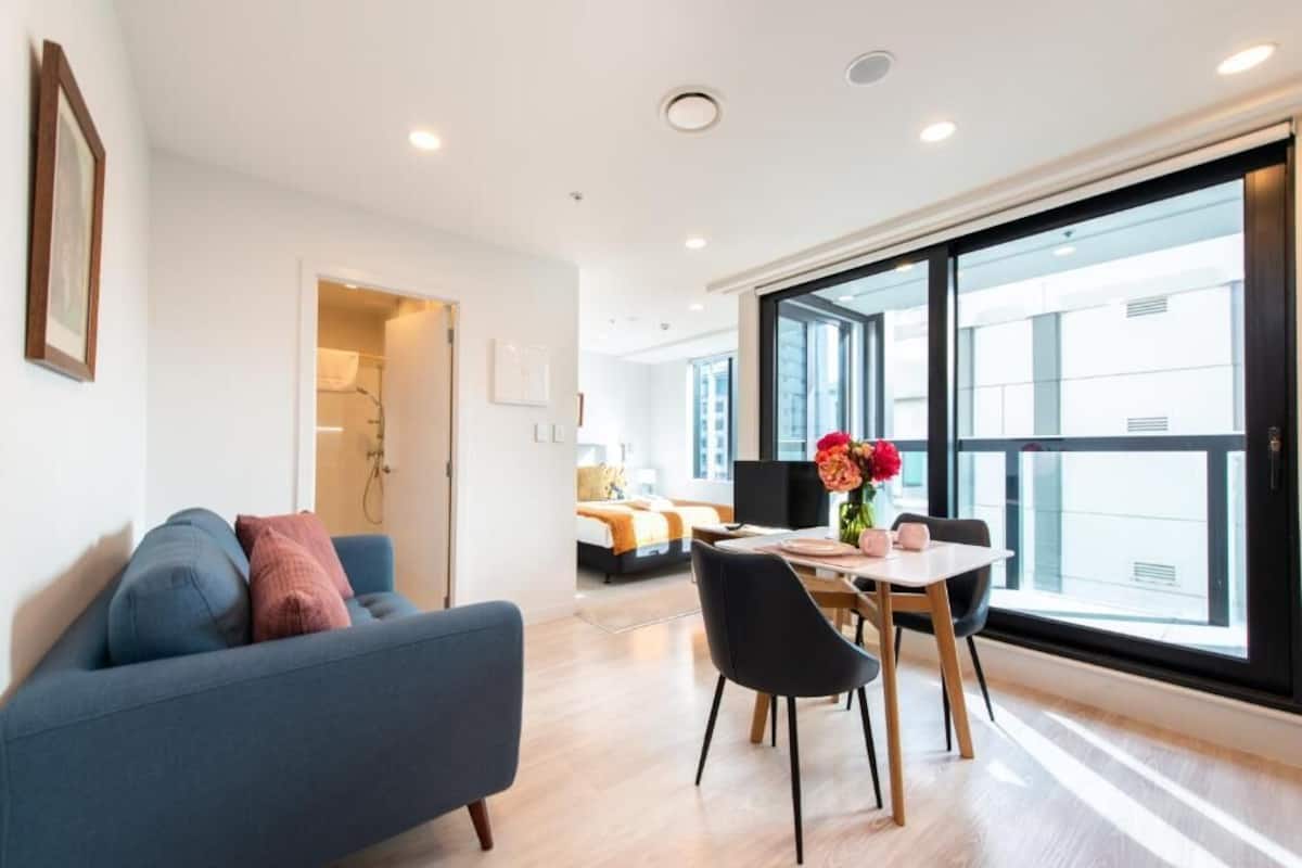 Estúdio Deluxe, varanda, Vista para a cidade | Sala de estar | TV de ecrã plano