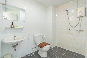 Quarto casal standard | Banheiro | Produtos de toalete grátis, toalhas de banho, sabonete, shampoo