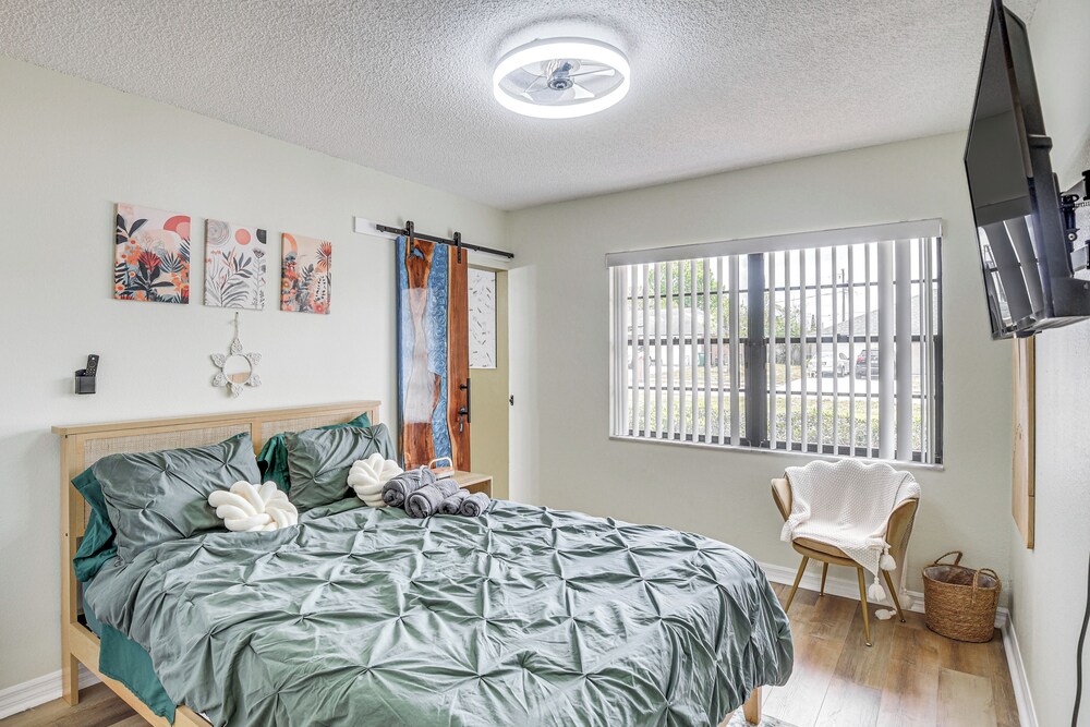 6 Mi to Gemini Springs Park: Chic Home w/ Pool! - Deltona | Vrbo