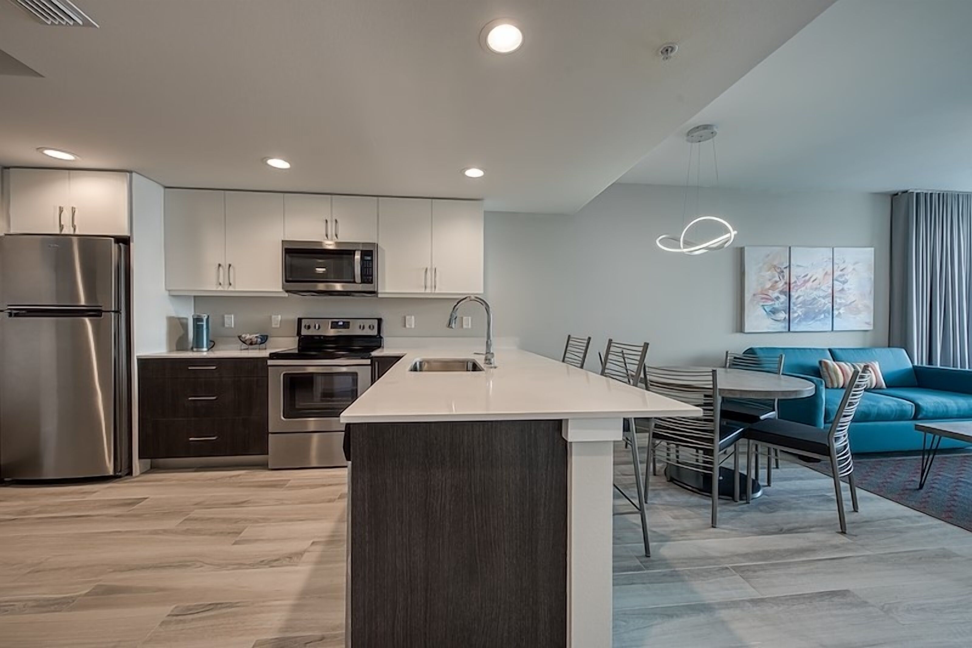 Treasure Island Waterfront Retreat  3 Modern Suites With Kitchen & Balcony - Madeira Beach, FL