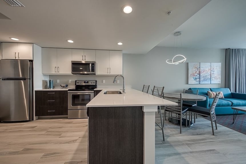 Treasure Island Waterfront Retreat 3 Modern Suites With Kitchen & Balcony - Saint Petersburg, FL