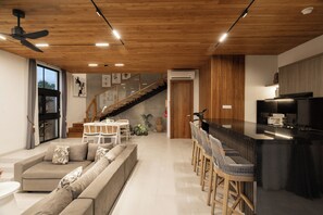 Vila luxo, sacada, vista para a piscina | Área de estar | Smart TV 32 polegadas com canais digitais