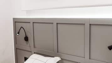 Quarto casal conforto, 2 camas de solteiro, vista para o pátio | Escrivaninha, espaço de trabalho para notebook, cortinas blackout