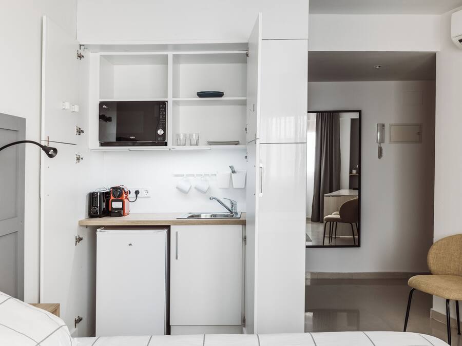 Quarto casal luxo, 2 camas de solteiro, vista para o pátio | Cozinha privada | Frigobar, micro-ondas, cafeteira/chaleira, chaleira elétrica
