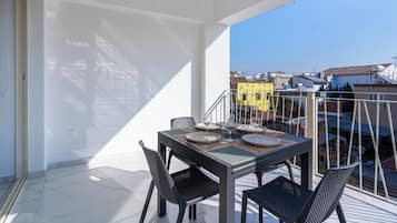 Estúdio, 1 cama de casal e sofá-cama, cozinha, Vista para a cidade | Varanda