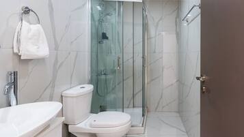 Estúdio, 1 cama de casal e sofá-cama, cozinha, vista para a cidade | Banheiro | Chuveiro, produtos de toalete grátis, secador de cabelo