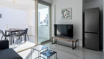 Estúdio, 1 cama de casal e sofá-cama, cozinha, Vista para a cidade | Sala de estar | Smart TV de 46 polegadas com canais digitais, serviços de streaming