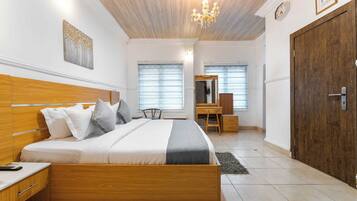 Apartamento Familiar, varanda, Vista para a cidade | 1 quarto, secretária, secretária adequada para computadores portáteis